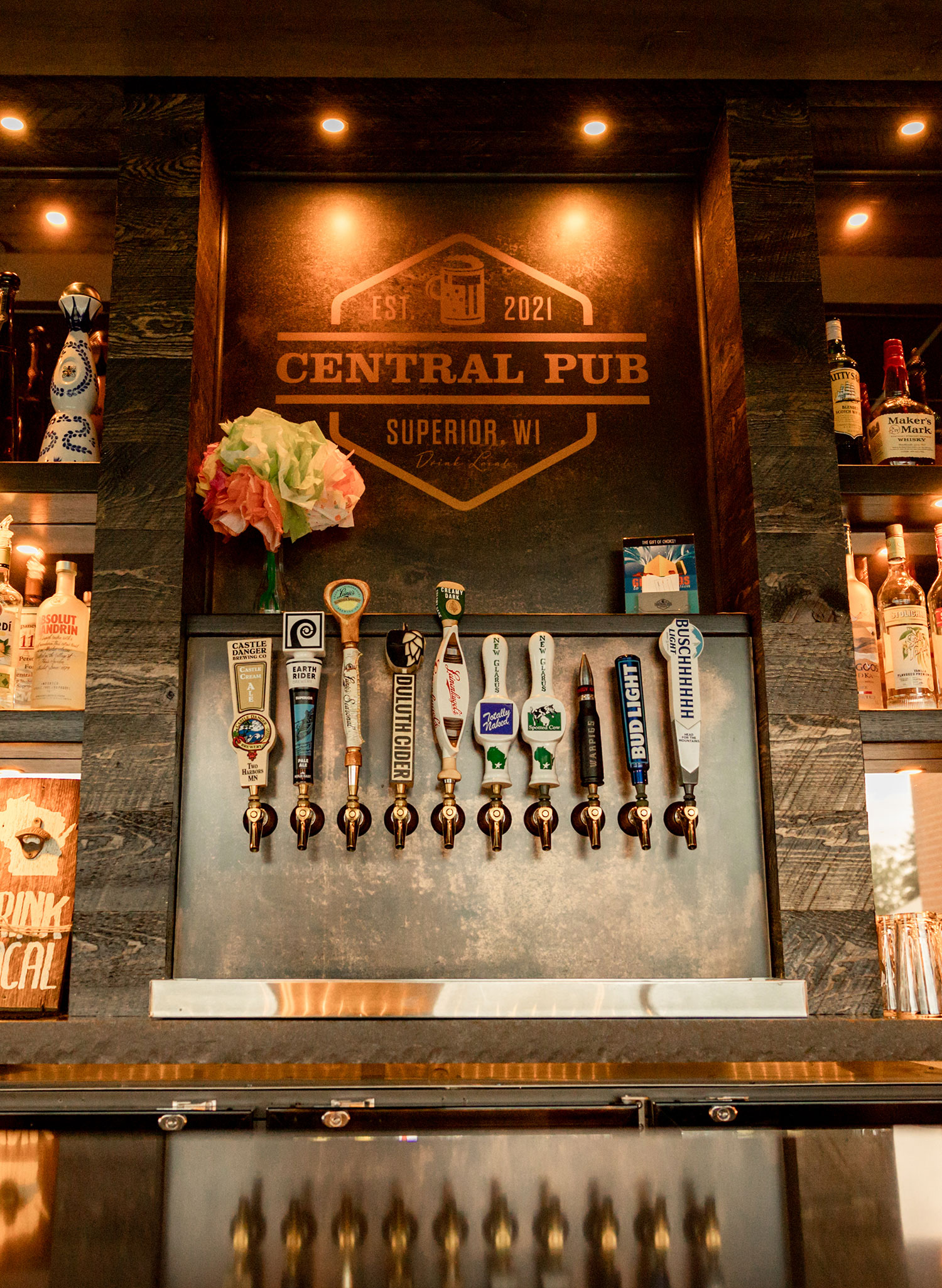 Central Pub | Restaurant Superior WI | "Willie’s Famous Wings”